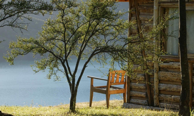 Mallin Colorado Ecolodge - Lakeside Retreat | Veloso Tours